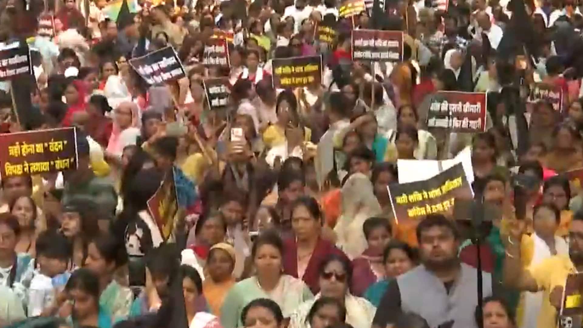 BJP protests outside Rahul Gandhi residence over women's reservation ...