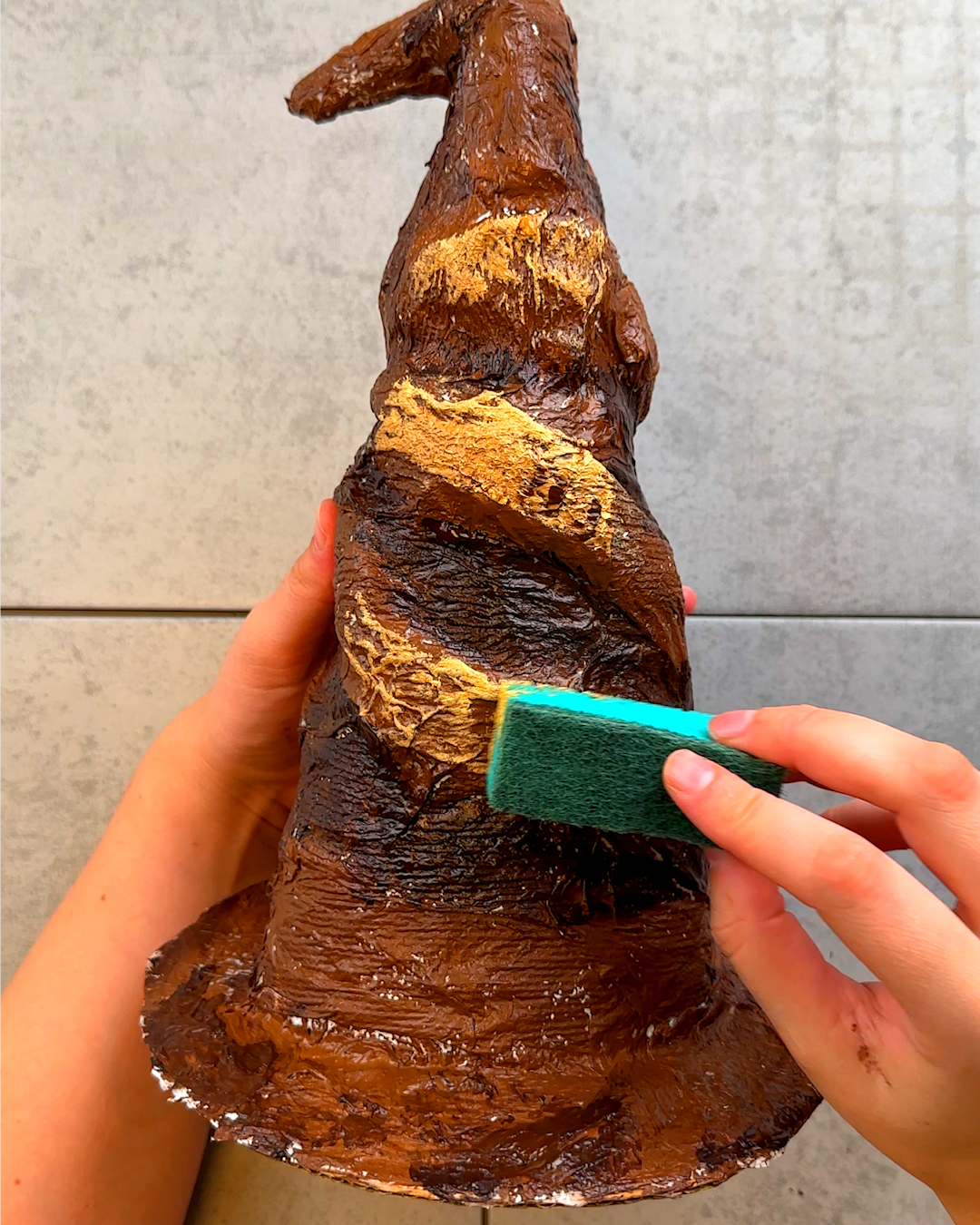 Homemade sorting hat with Hogwarts magic 🪄