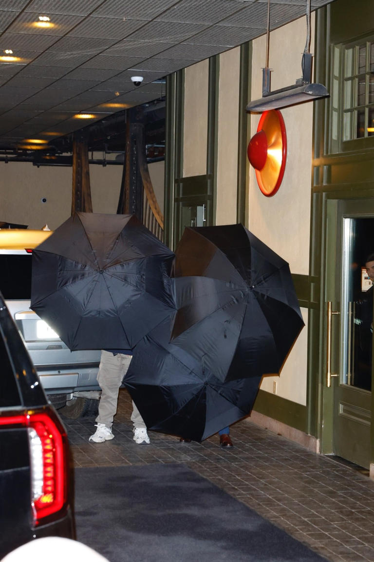 Taylor Swift and Travis Kelce make low-key entrance to Casa Cipriani ...