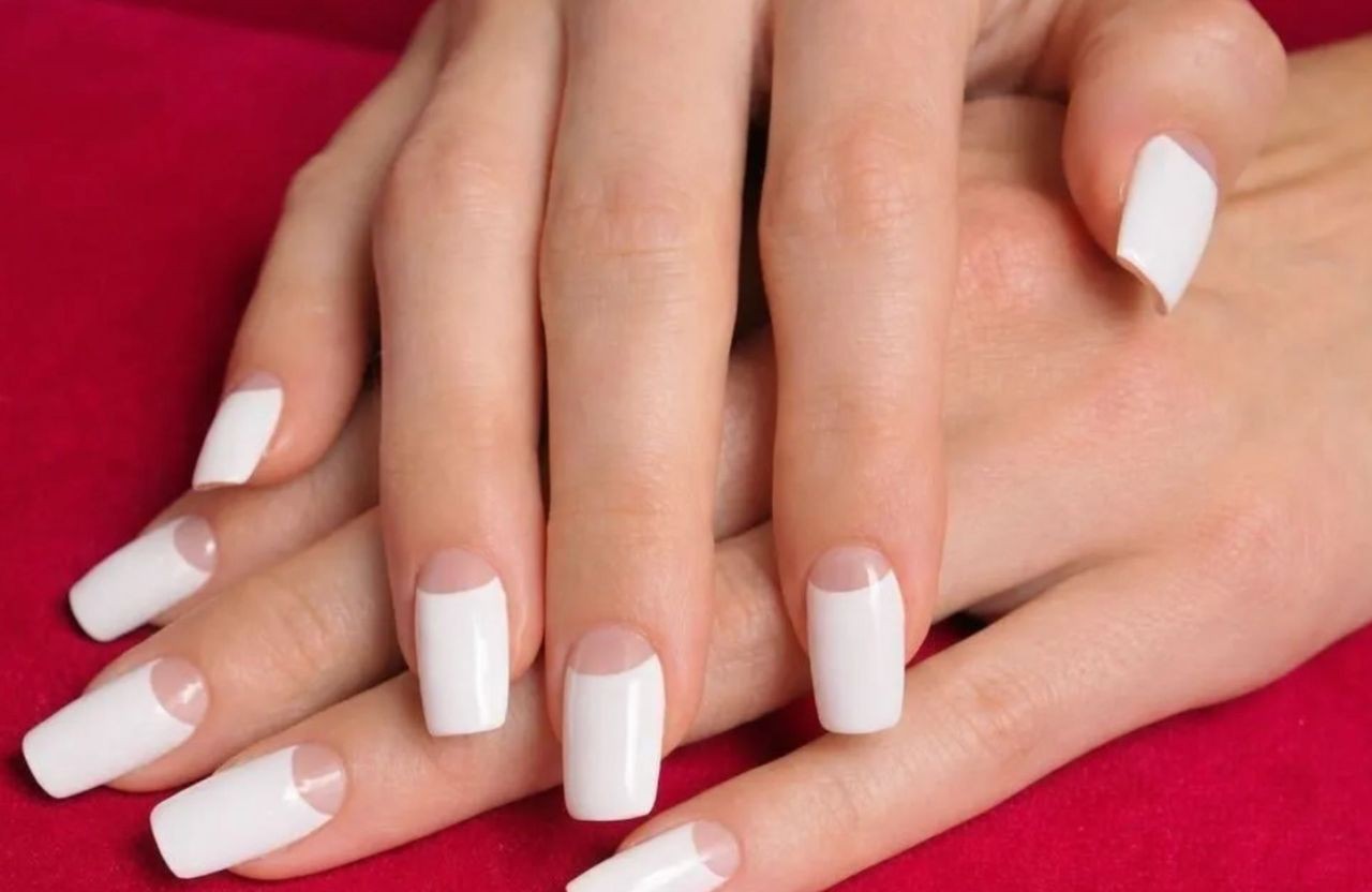 Qu’est-ce que la french manucure XL, cette tendance ongles qui dominera ...