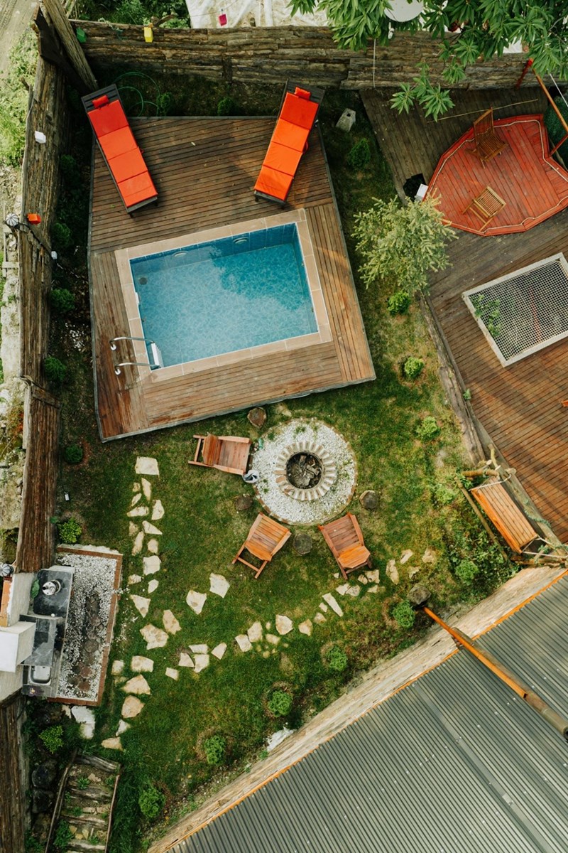 Retired couple allow 6 and 9-year-old neighbors to use swimming pool ...