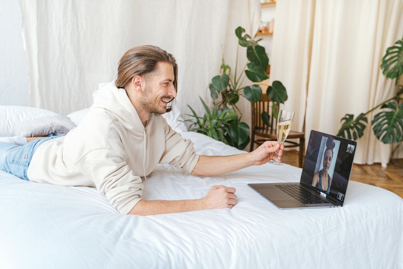 11 overlooked long-distance issues that slowly pull strong couples apart