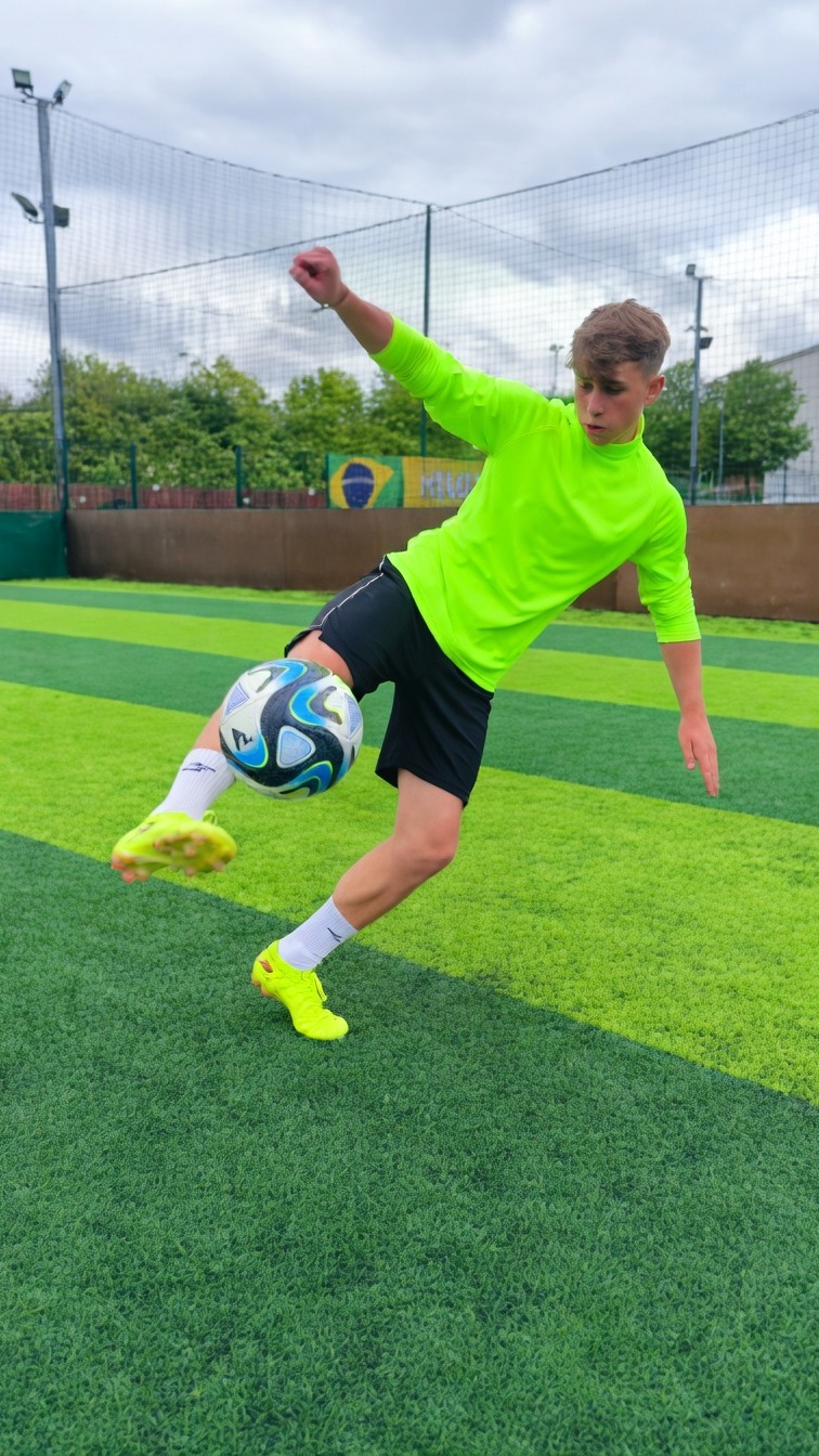 Fast soccer player shows impressive speed