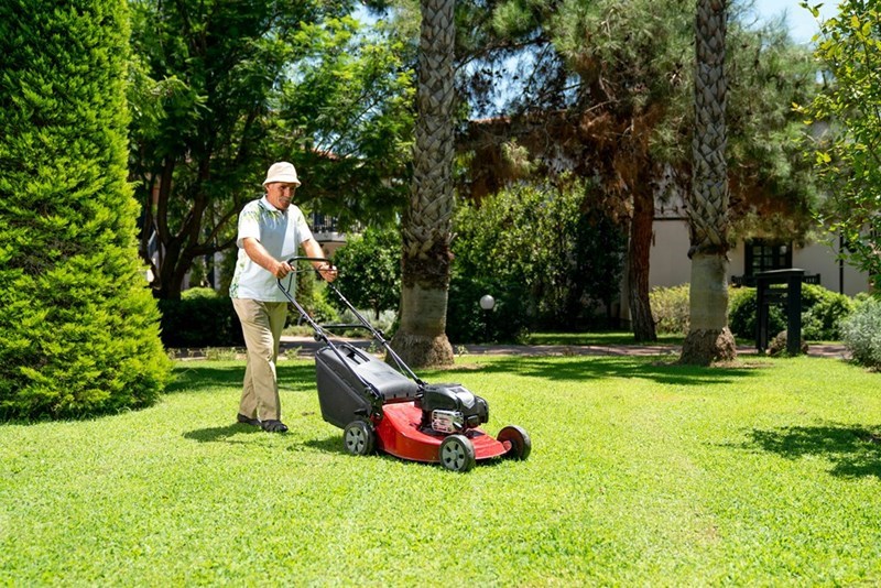 Homeowner calls out athletic club that mows their lawn at 6 am each ...