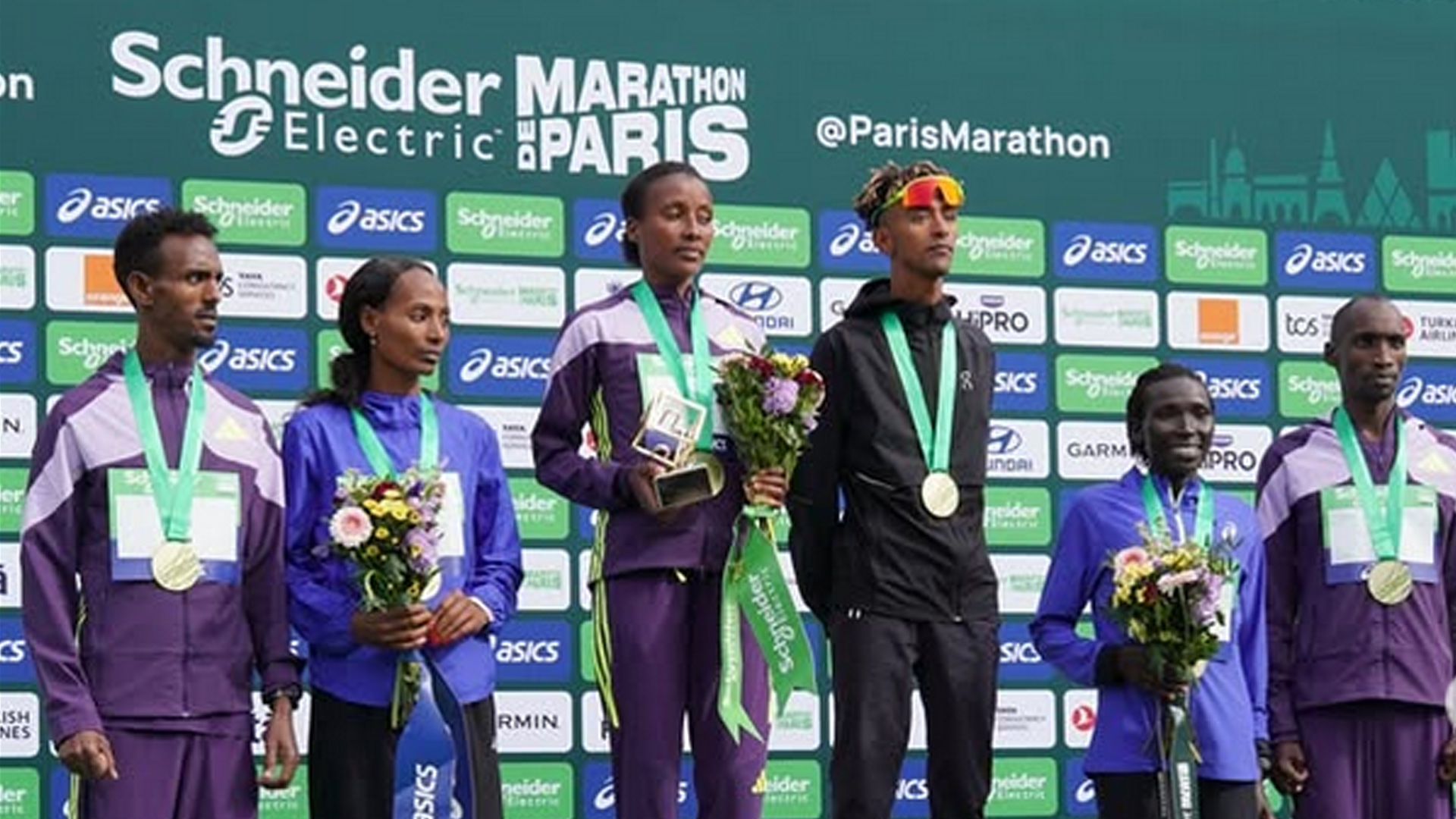 She returns from a maternity break and breaks the Paris Marathon record