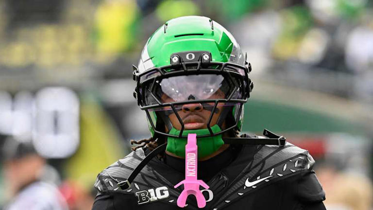 Dakorien Moore shines at Oregon track & field event as teammates go crazy