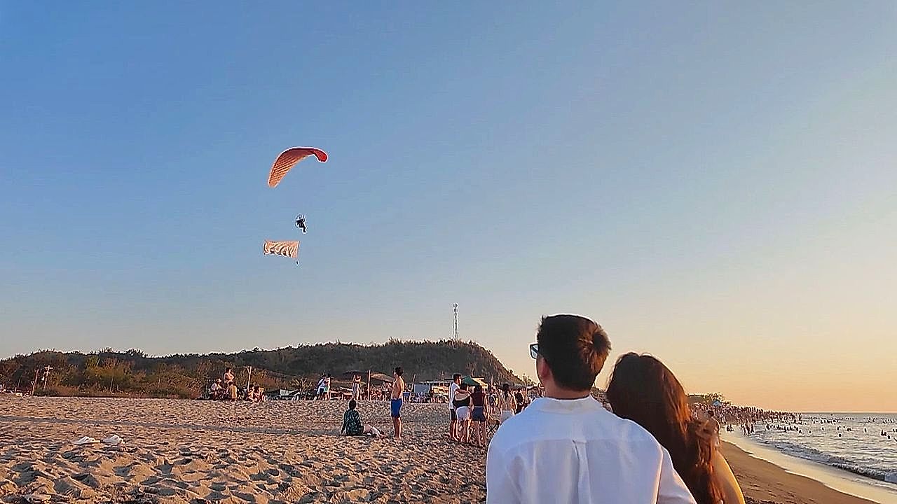 Beach proposal stuns woman as paramotor reveals banner overhead