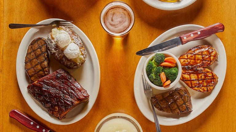 The best steak dish on Texas Roadhouse's menu, according to a former ...