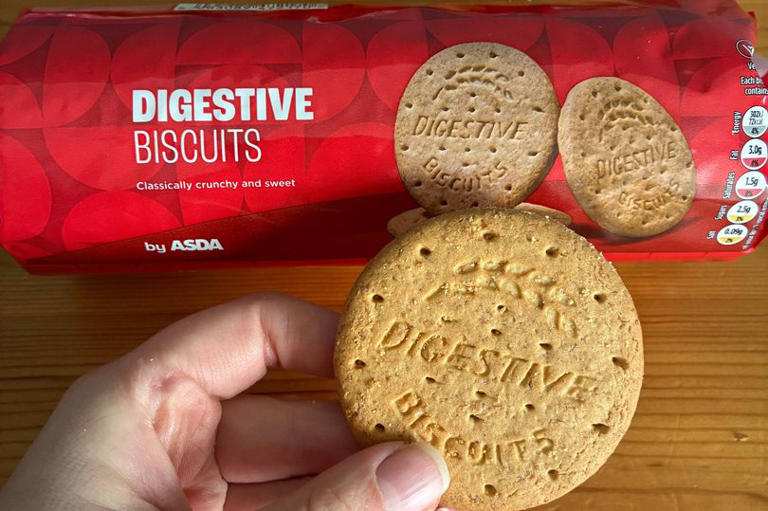 I tried digestive biscuits from Aldi, Asda, M&S and Lidl — 59p packet ...