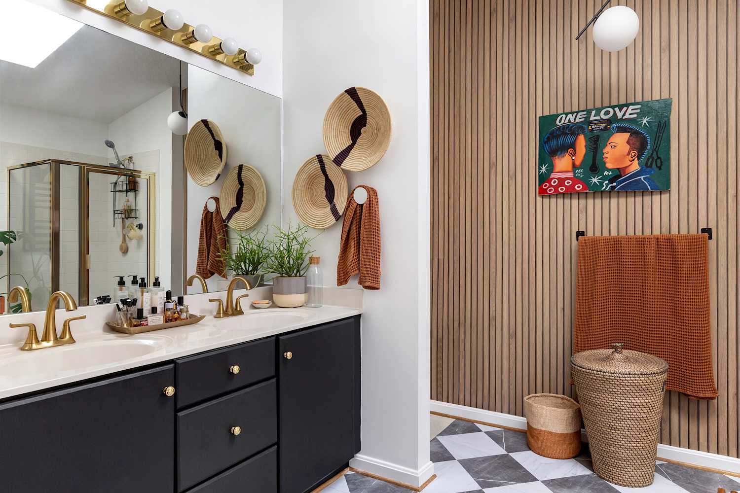 A renter hated her unsightly shower door - she covered it within minutes