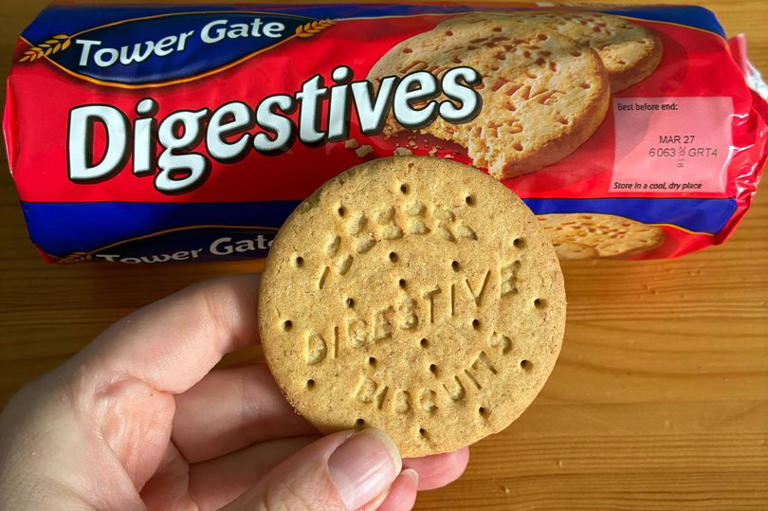 I tried digestive biscuits from Aldi, Asda, M&S and Lidl — 59p packet ...