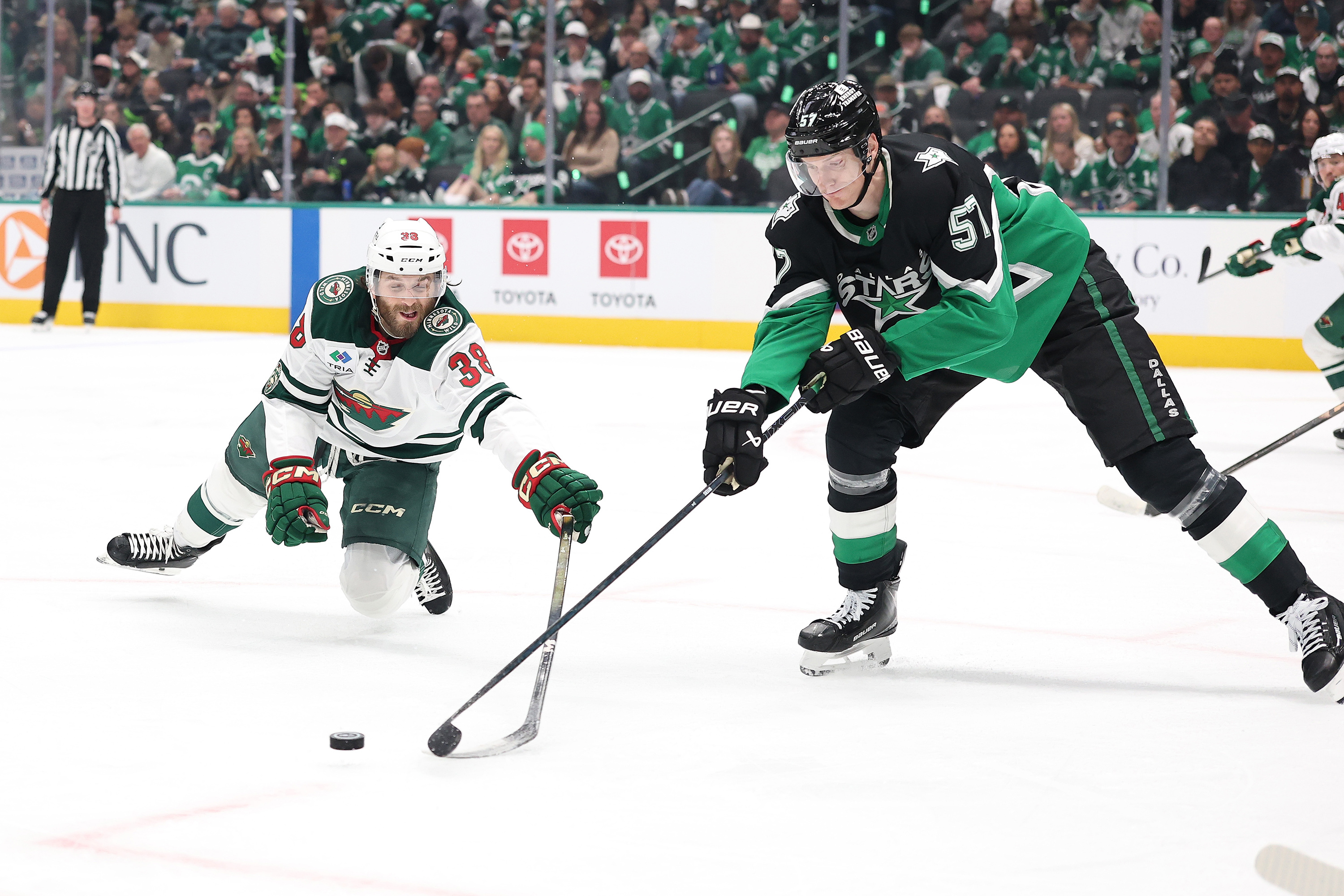 Wild dominate Stars 6-1 to roll to Game 1 victory