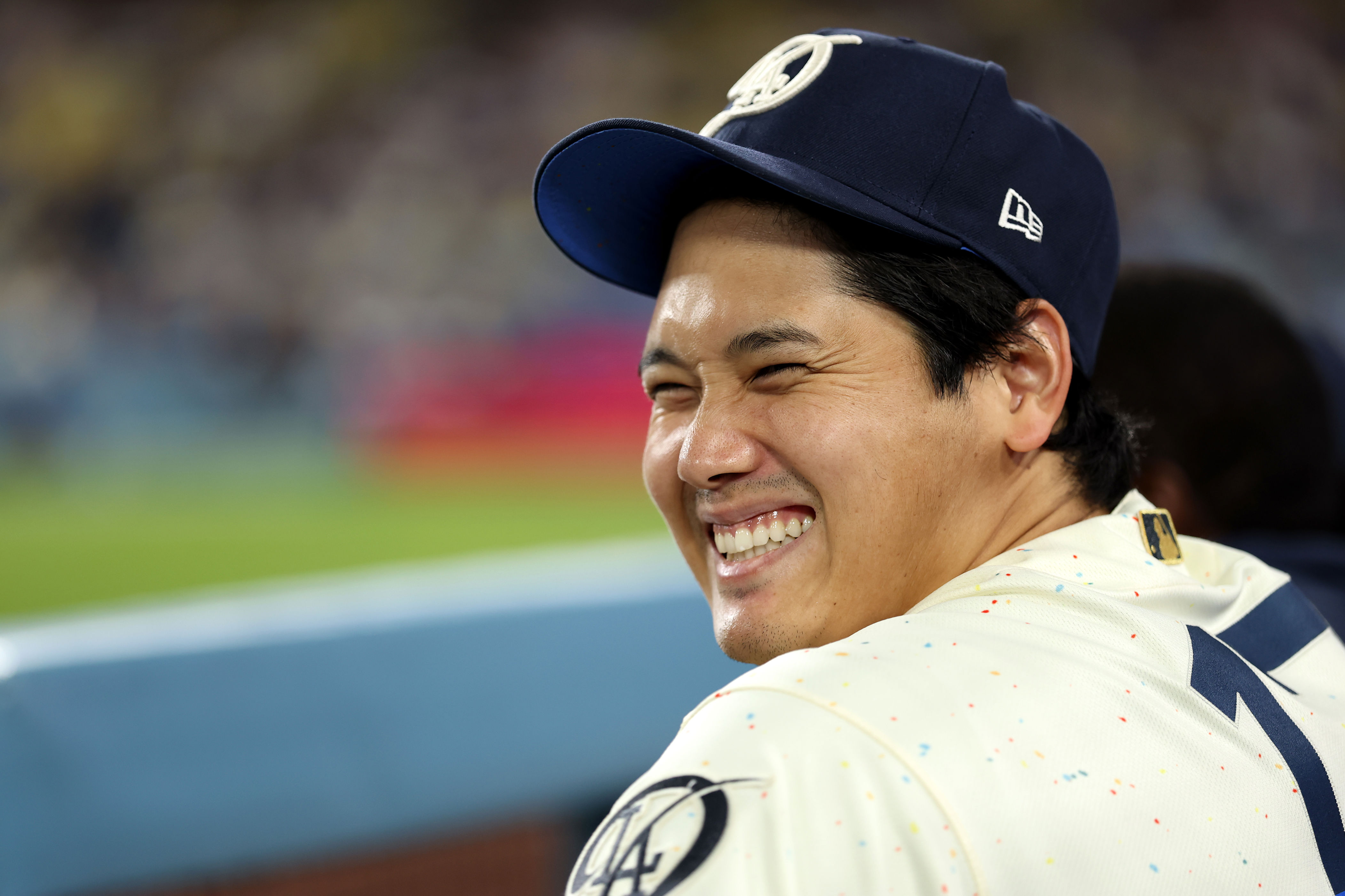 Watch: Dodgers' Shohei Ohtani signs autograph for 100-year-old fan