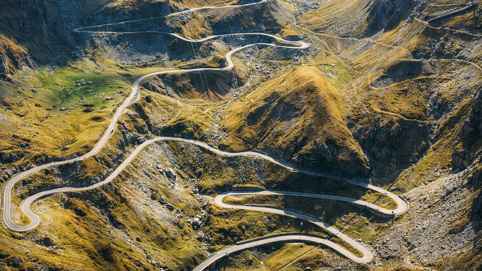 Extreme bergwegen langs steile hellingen