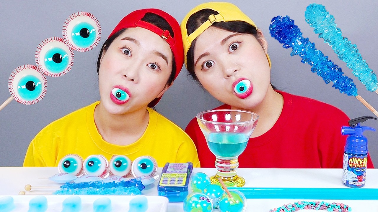 Toko serba ada makanan penutup permen jeli biru mukbang DONA