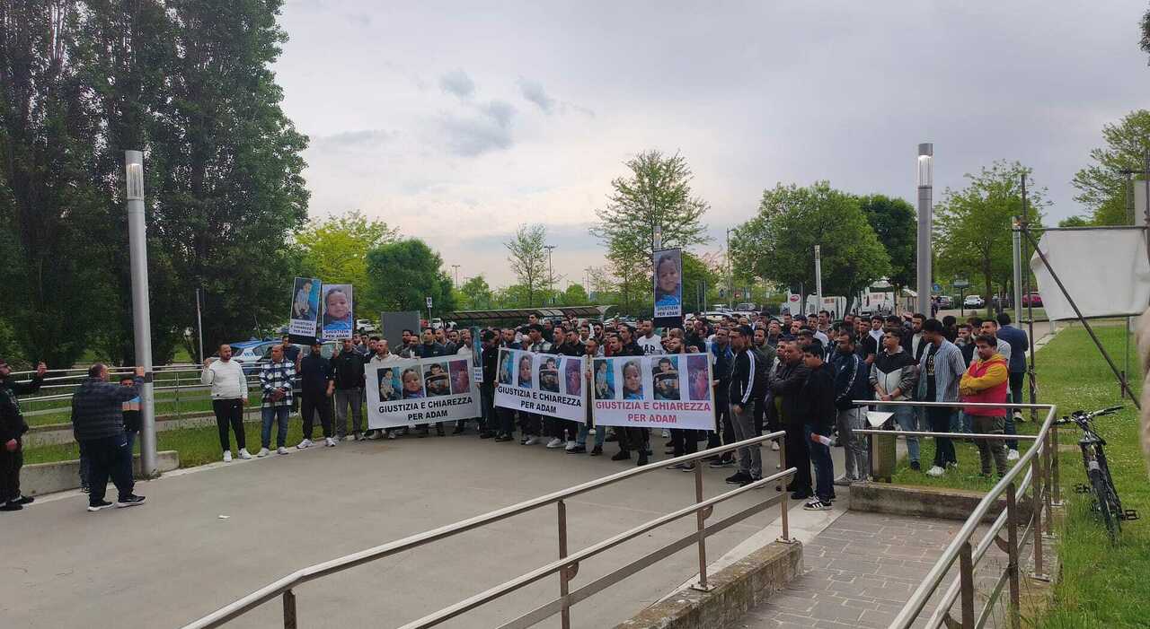 Adam muore a 2 anni dopo l'intervento al braccio, manifestazione fuori ...
