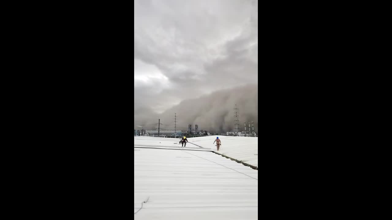 Severe dust storm reduces visibility across Xinjiang, China