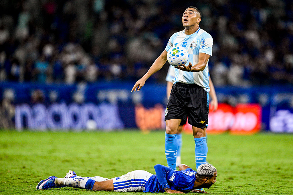 Carlos Vinícius defende Luís Castro após derrota: «Não vou abraçar essa ...