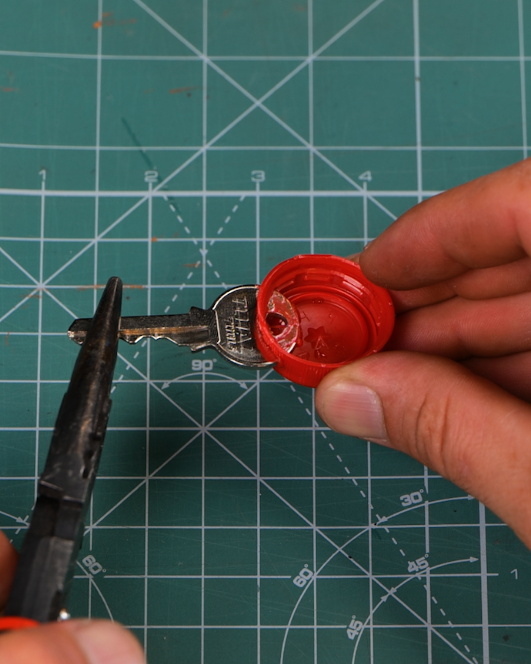 Smart key grip hack using bottle caps🔑