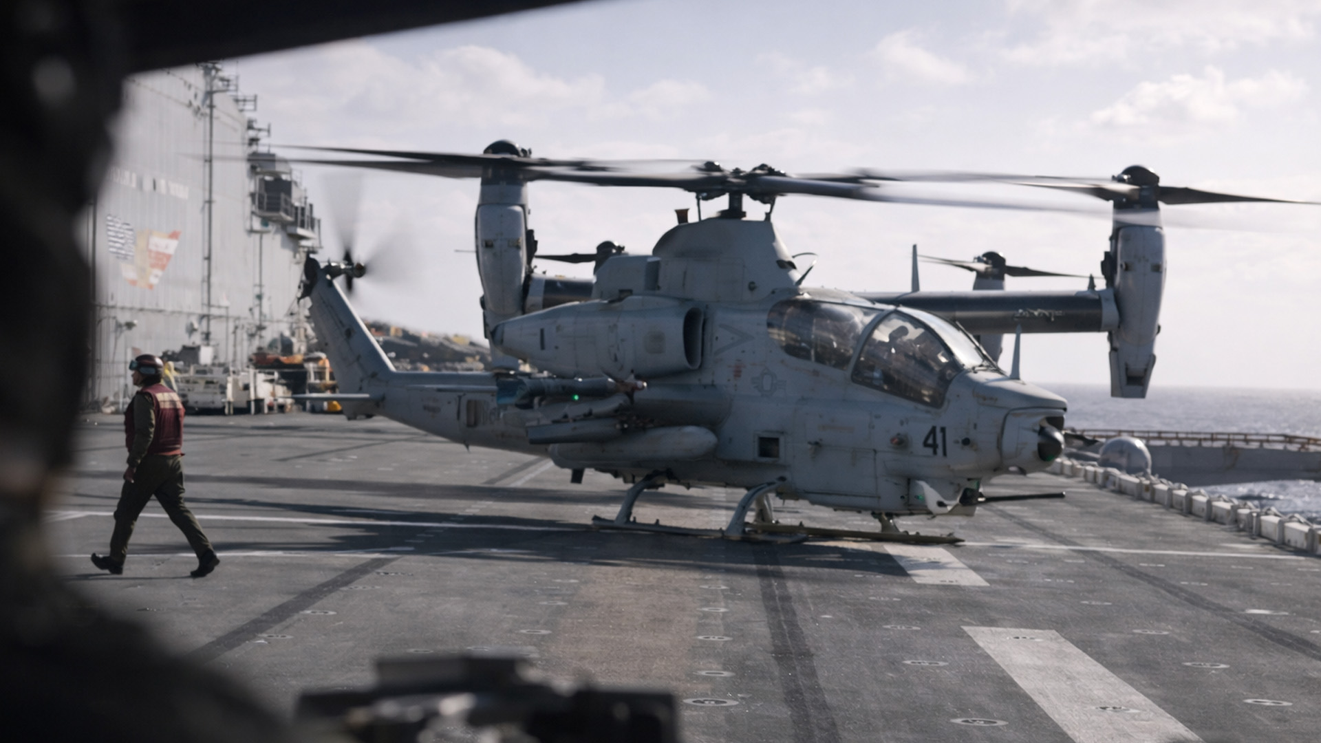 US Marines train with weapons aboard warship