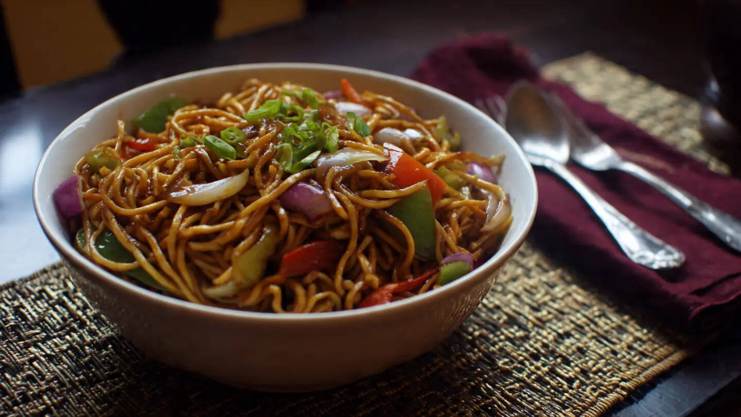 How to make perfect home style veg hakka noodles with simple ...