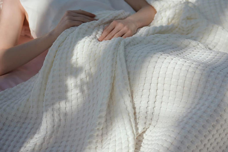 This 'wicked cool' comforter helps you sleep through warm nights ...