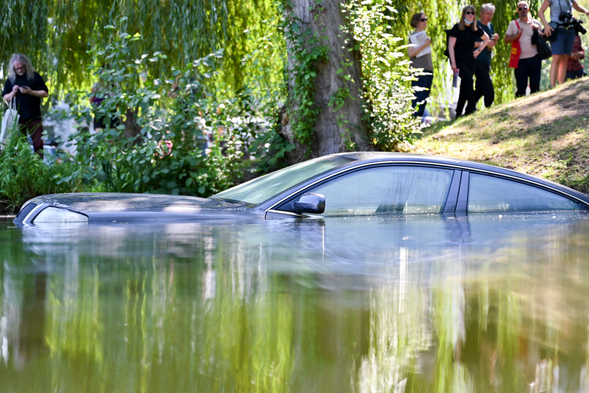 How would you escape a sinking car? Here’s the safest way