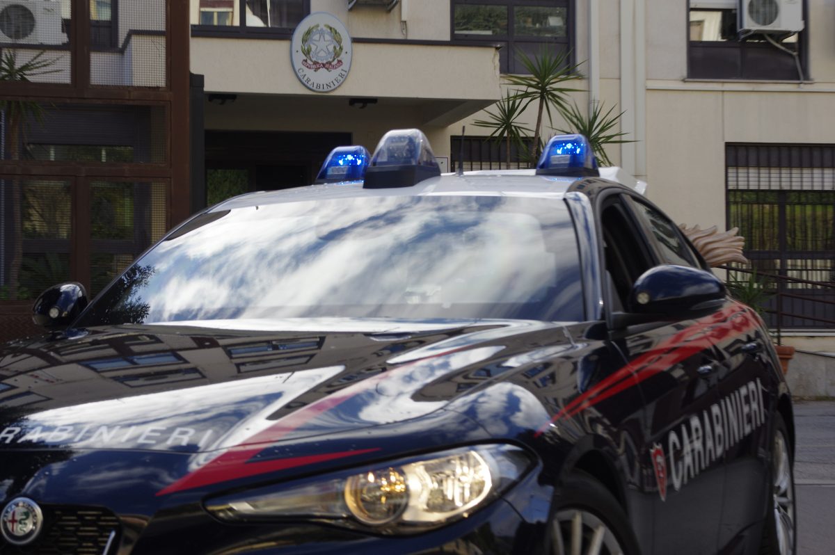 In giro con veicoli rubati, guida senza patente e in stato di ebbrezza ...