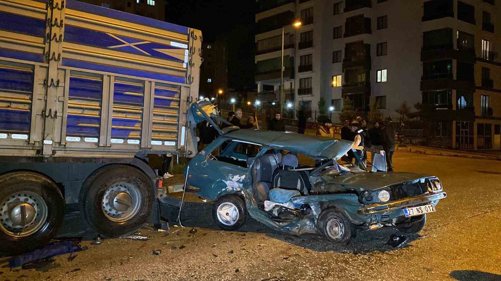 Kazaya karışan otomobil, park halindeki tıra çarptı: 1 ağır 4 yaralı
