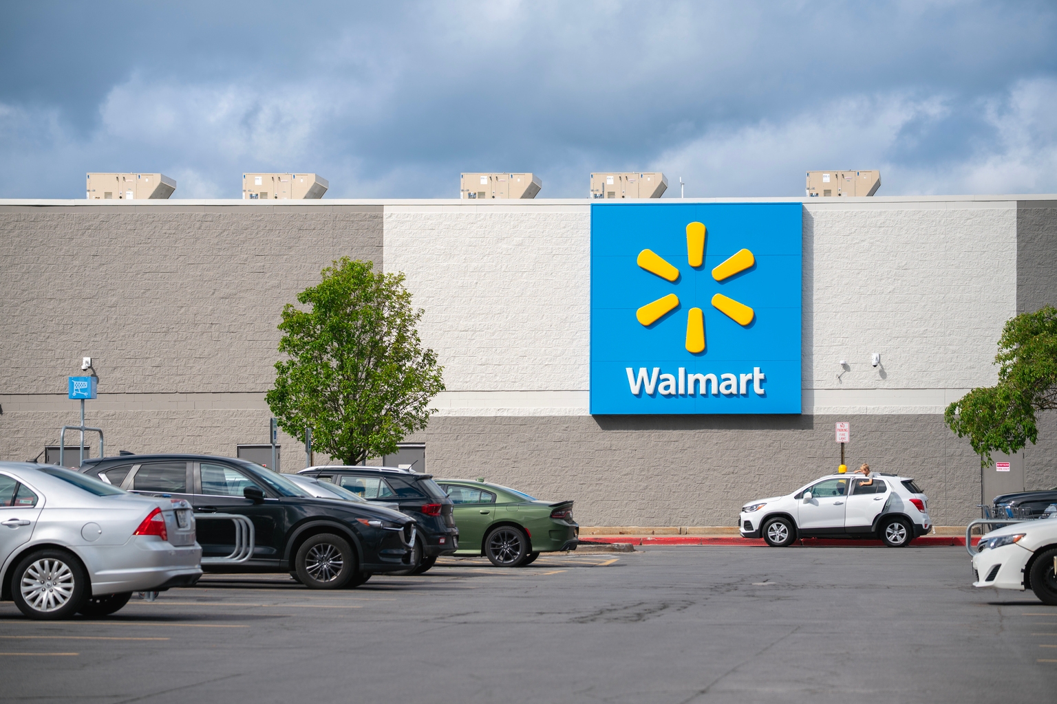 Walmart tests store back rooms to speed marketplace deliveries: FT