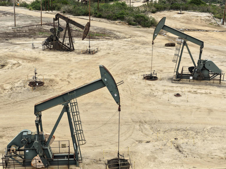 Oil prices climb as US-Iran peace talks stall