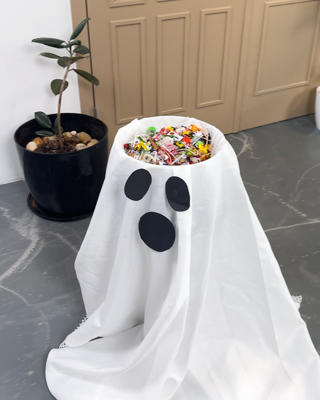 Get more knocks with this spooky trick👻🍬