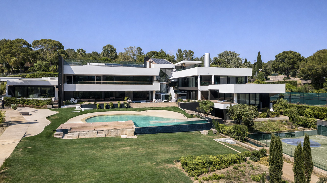 Could this be the perfect hillside dream home