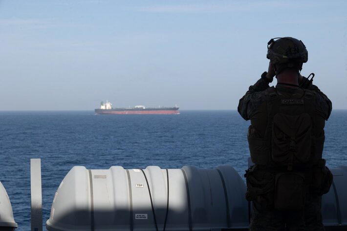 Tensão aumenta: EUA interceptam novo navio em Ormuz e Irã diz que ...