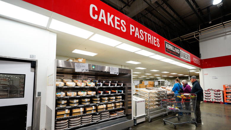 Walmart vs. Costco: Which store has the better deal on custom bakery cakes?
