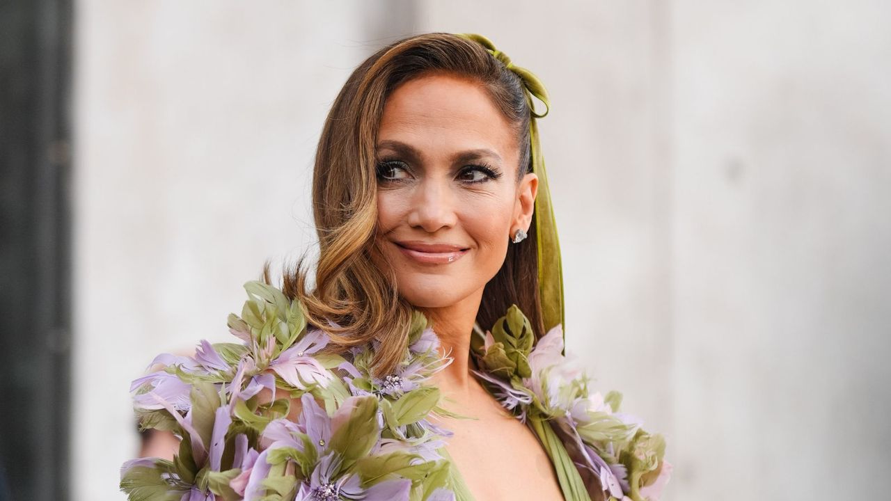 Jennifer Lopez replaces traditional fencing with a high-density ...