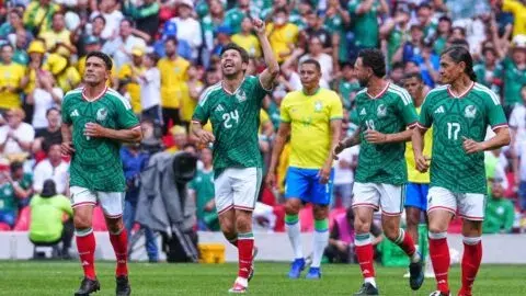 ¡Fiesta en el Estadio Azteca! México vence a Brasil en el partido de ...