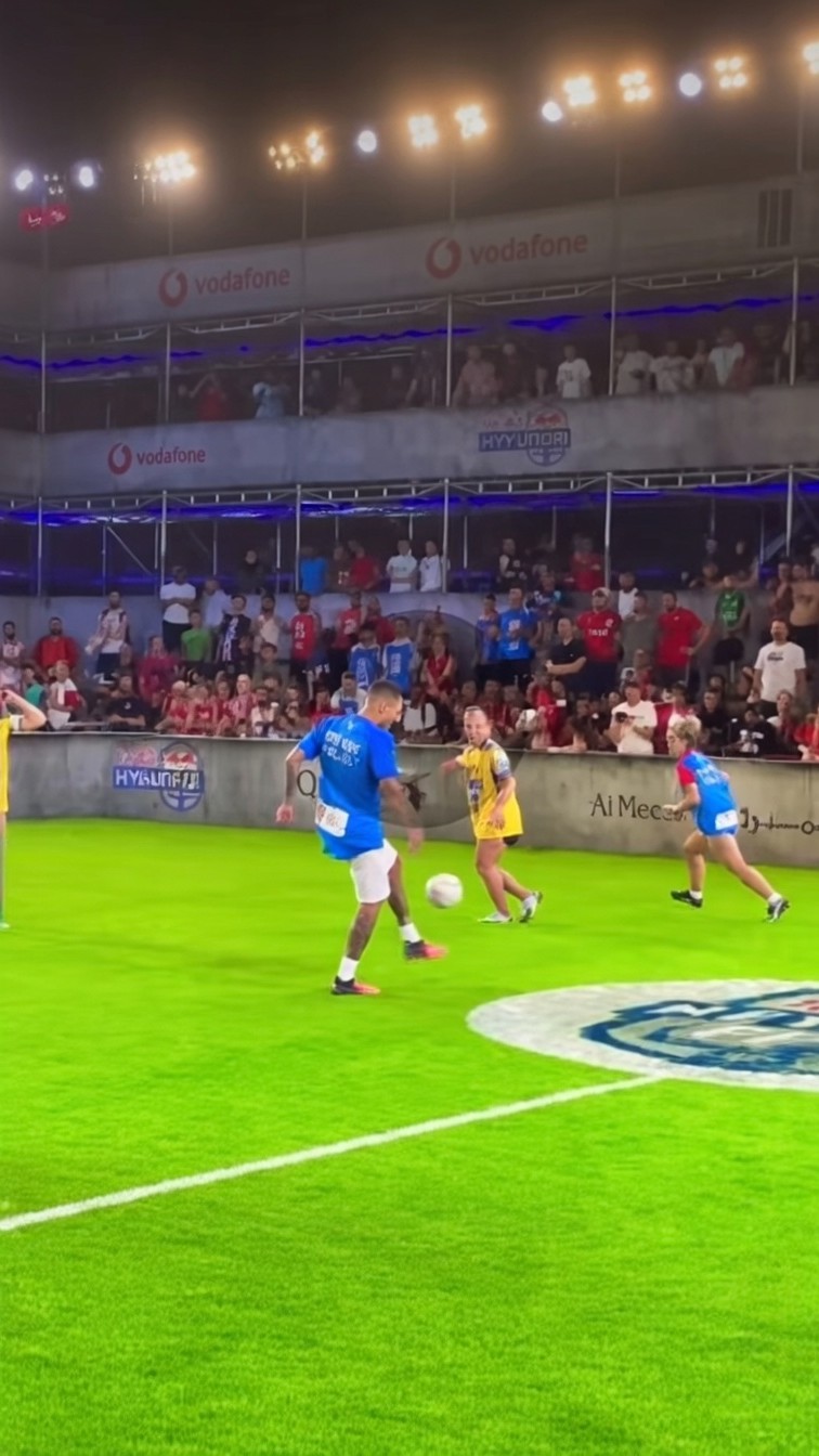 Neymar highlights his best dribbling moves