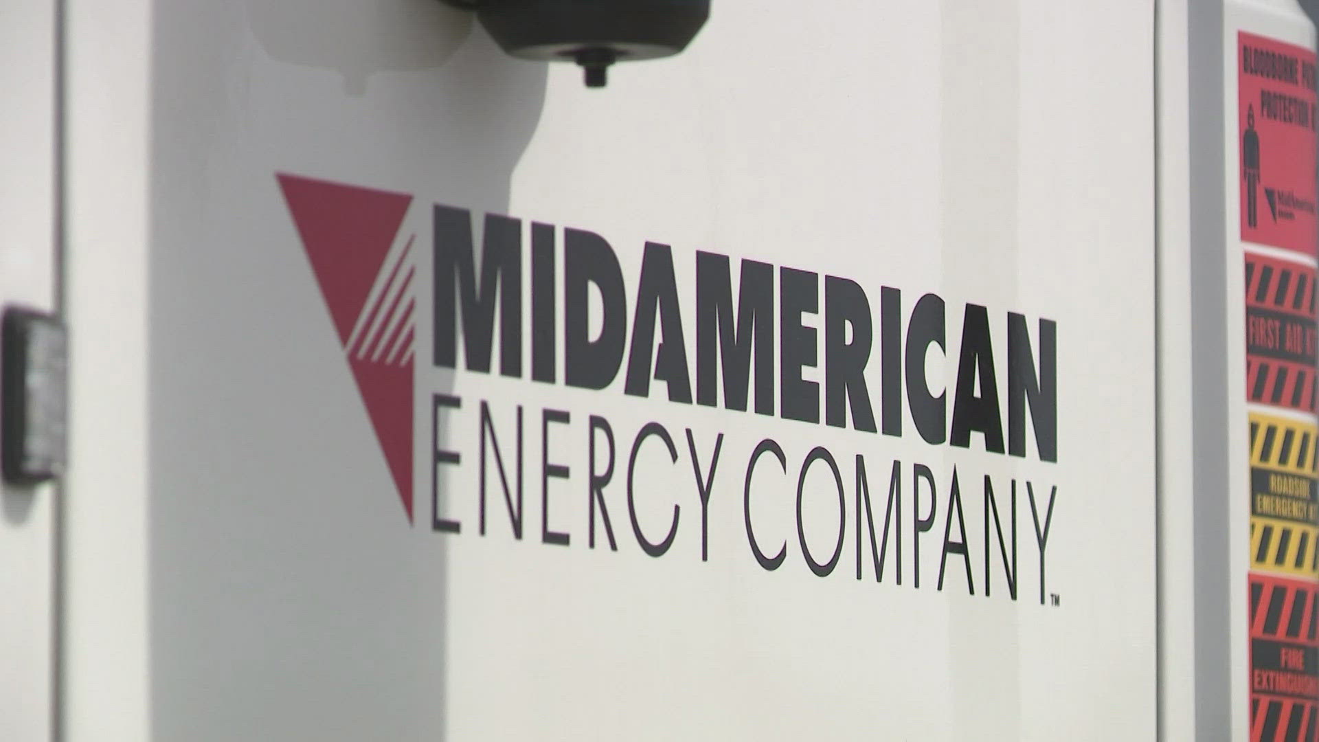 Driver allegedly runs away after hitting utility pole, over 1,000 Des ...
