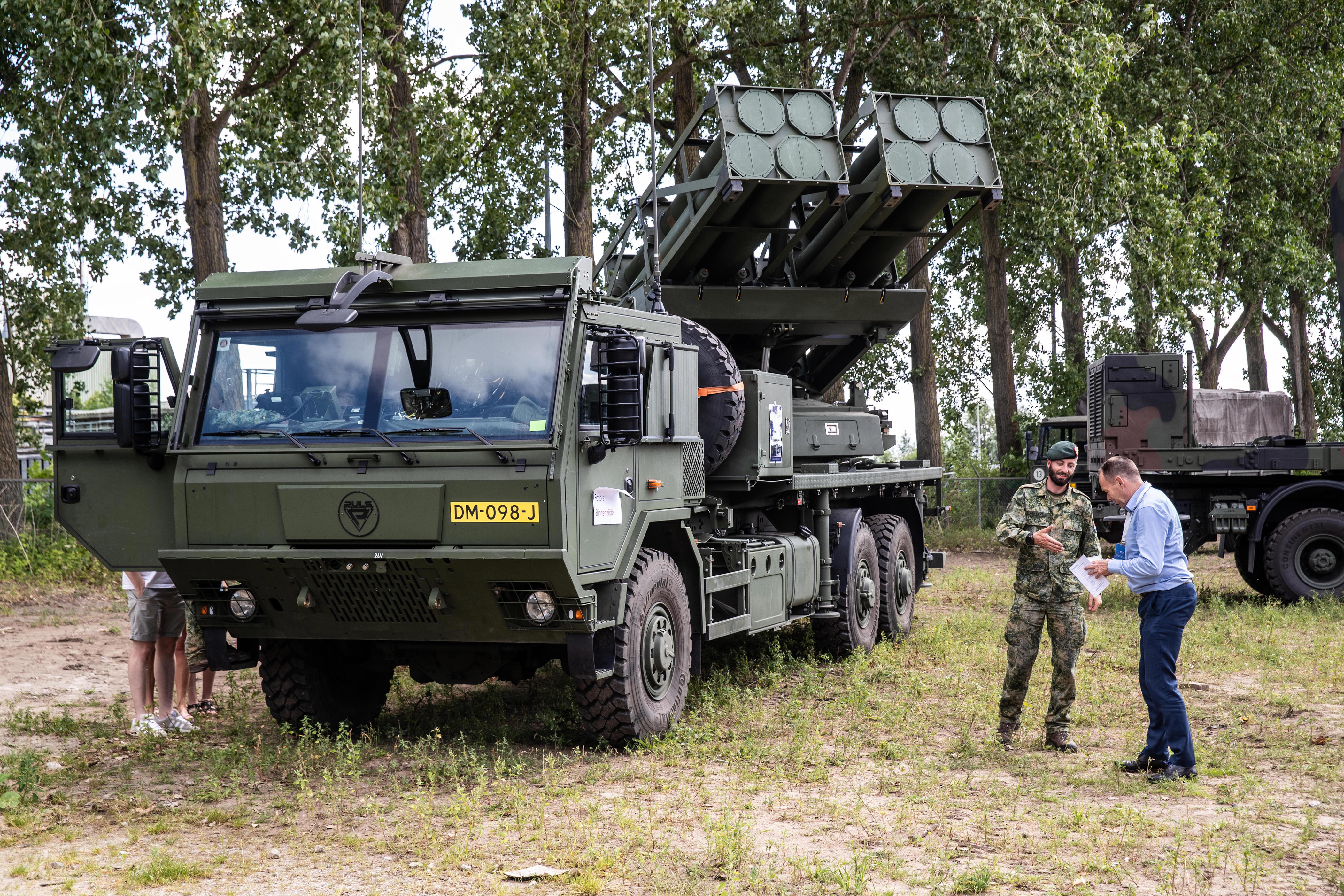 Wat zijn eigenlijk de verkeersregels als je plotseling een militaire ...