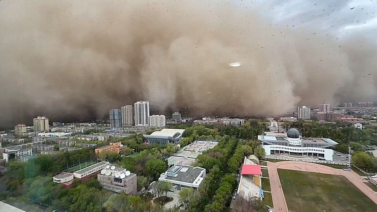 Enormous sandstorm blankets cities in Xinjiang, China