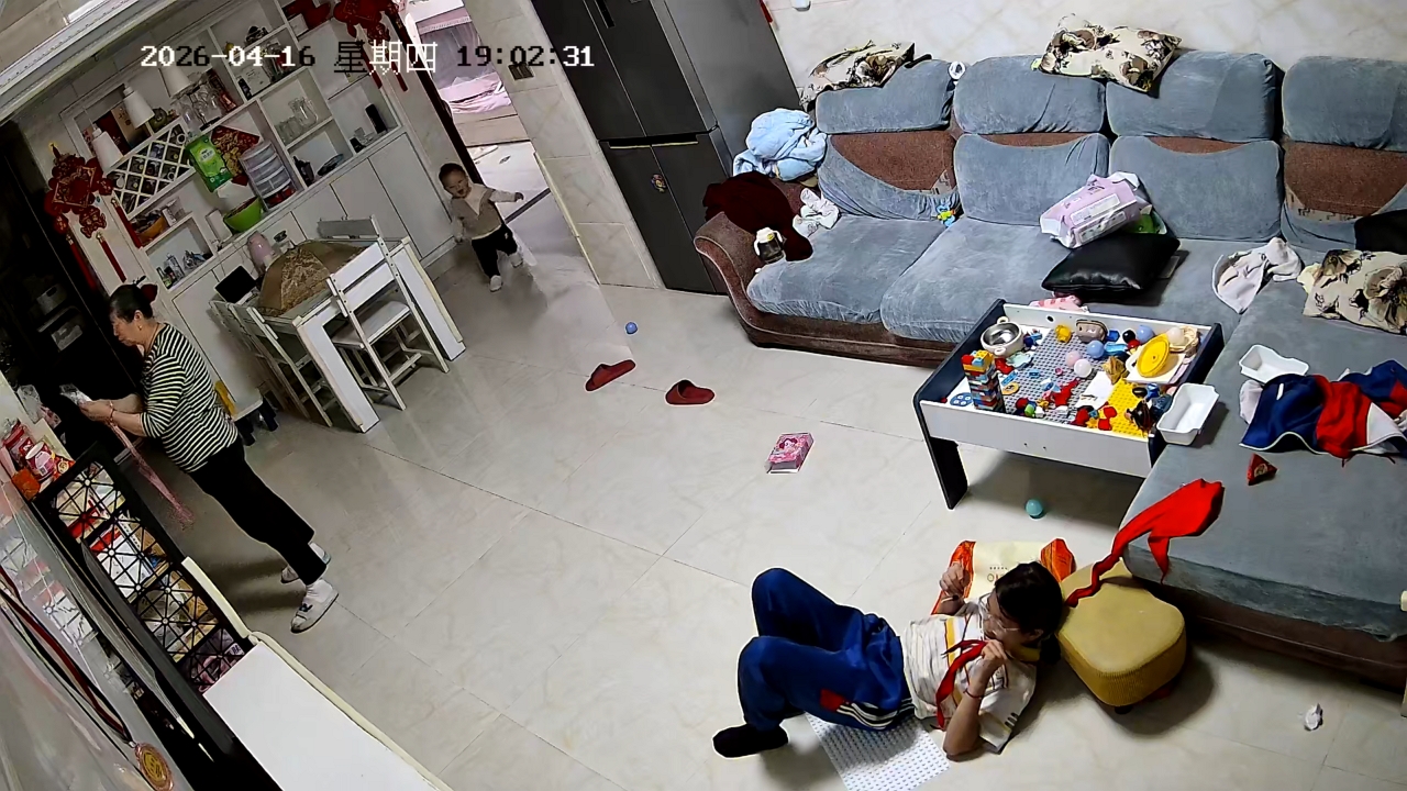 Girl catches toddler before table accident in Fujian, China