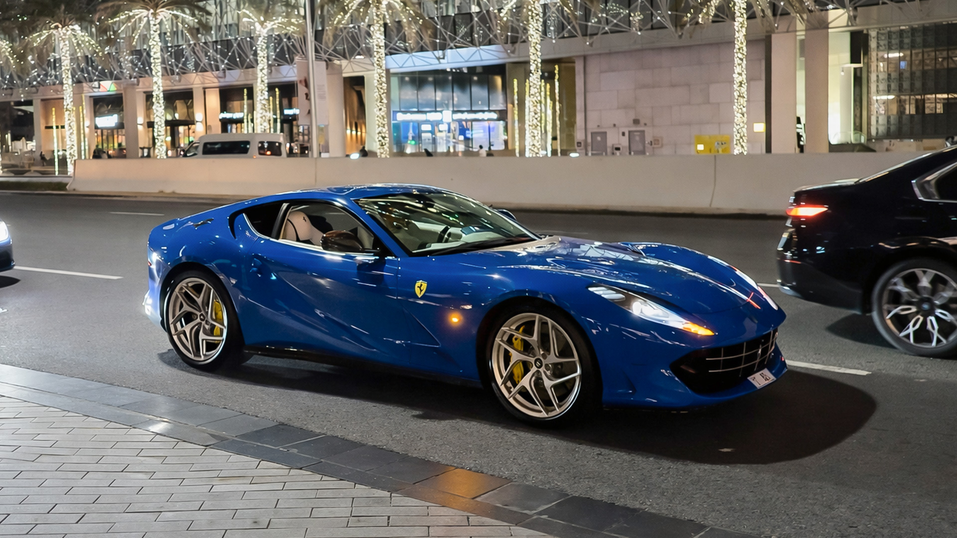 Dubai streets glow as $350,000 Ferrari F12berlinetta passes