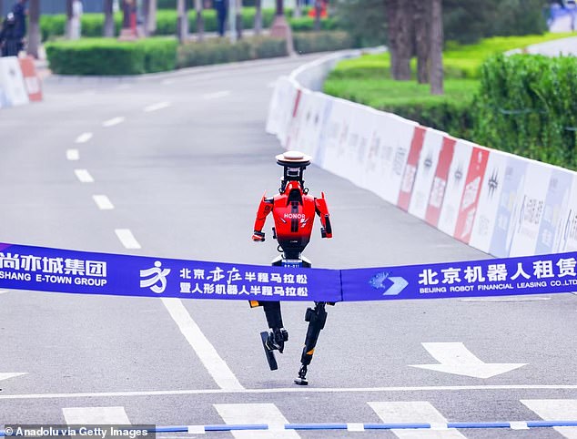 Paula R-AI-dcliffe! Watch a robot win the Beijing half marathon ...