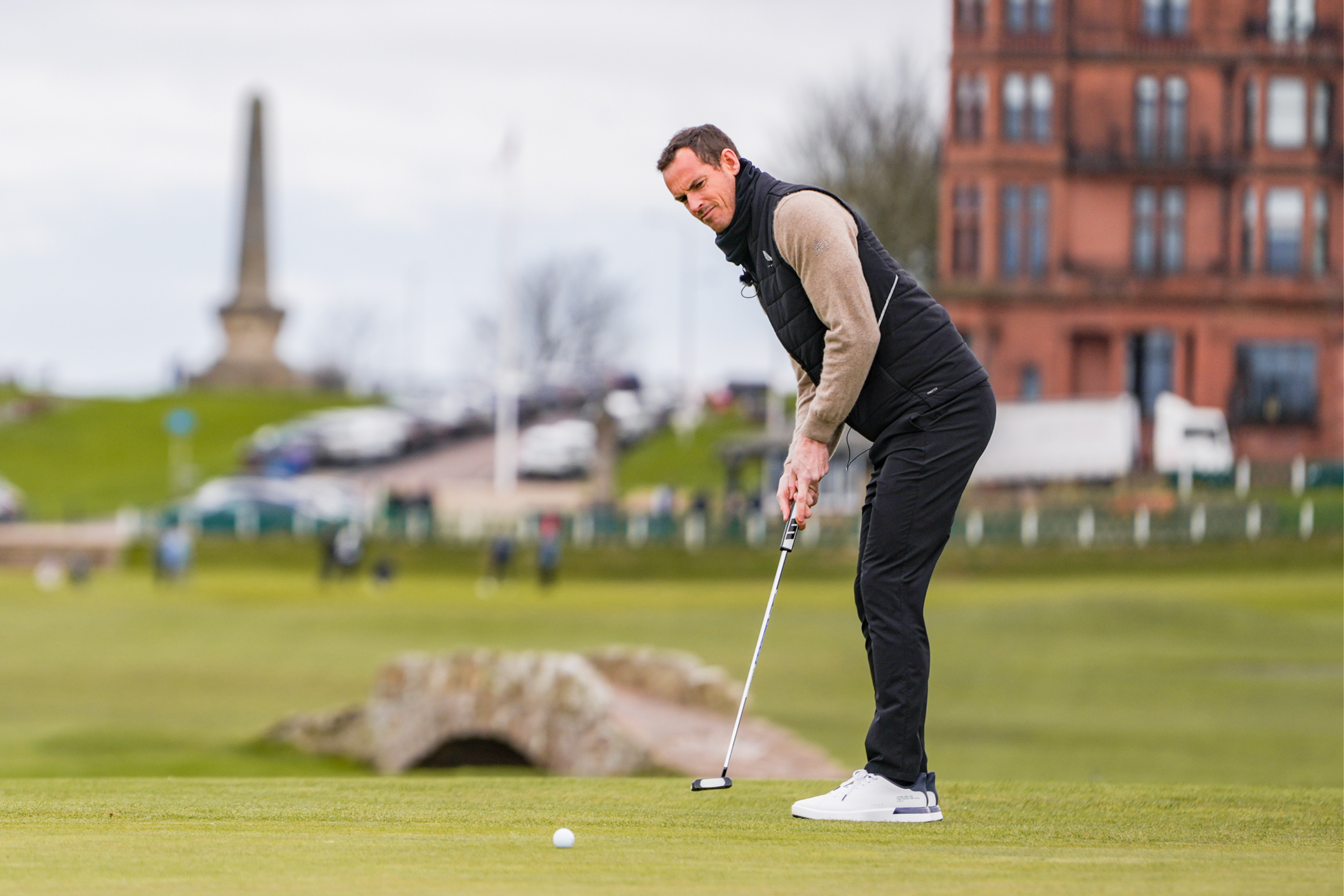 Andy Murray beats Tiger Woods to rare St Andrews golfing experience