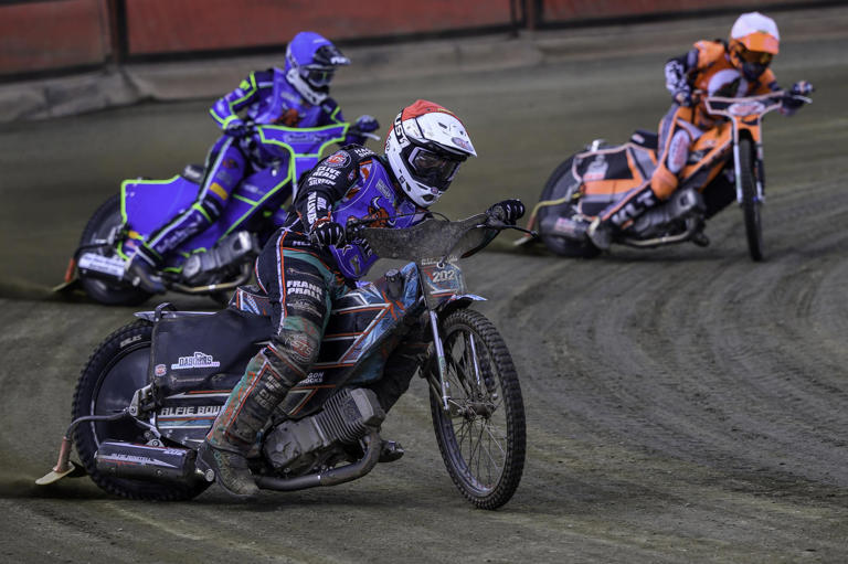 Buxton Bulls take speedway victory after race abandoned following crash
