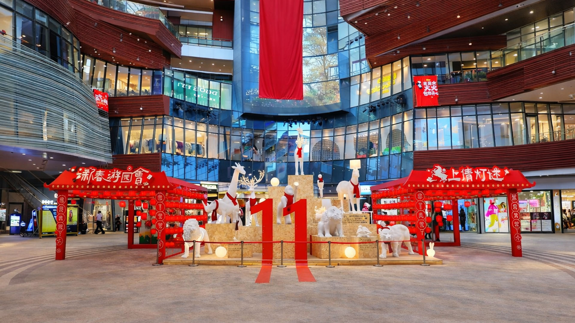 This mall combines shopping with seasonal events and visual experiences