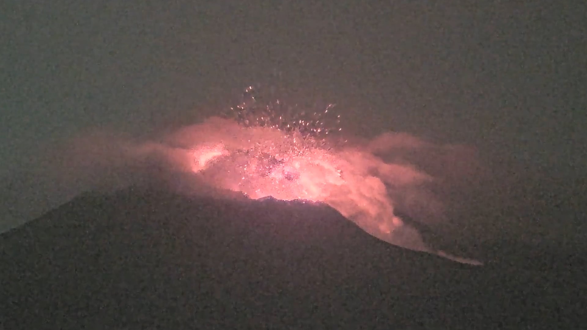 Sakurajima volcano erupts sending 7,500ft ash plume skywards in Japan