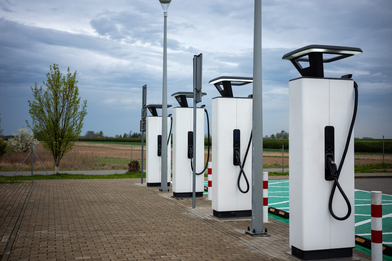 Encore 30 000 bornes de recharge rapide à déployer sur nos autoroutes d ...