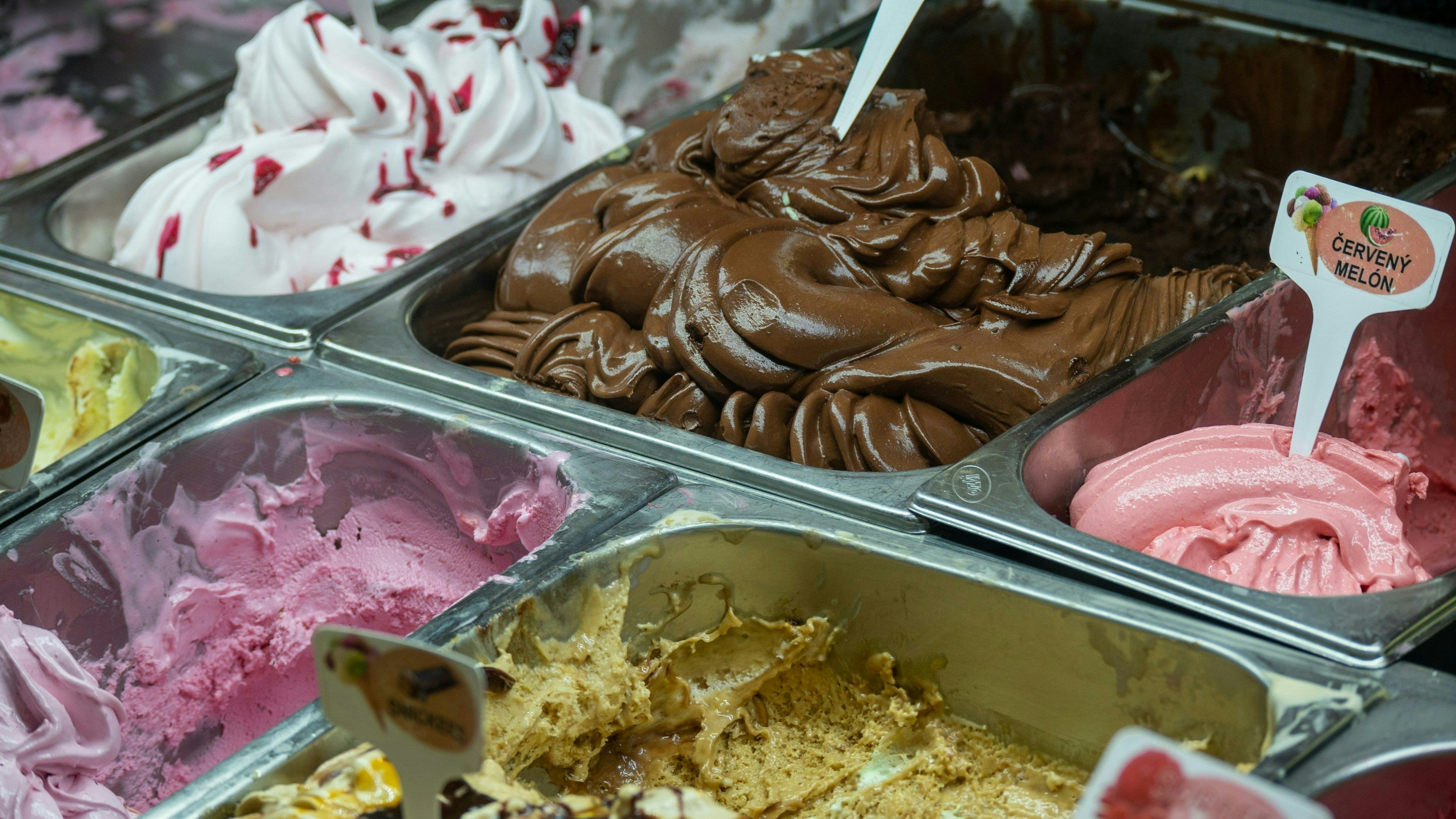 4 Anzeichen – so erkennst du echtes Eis im Eissalon